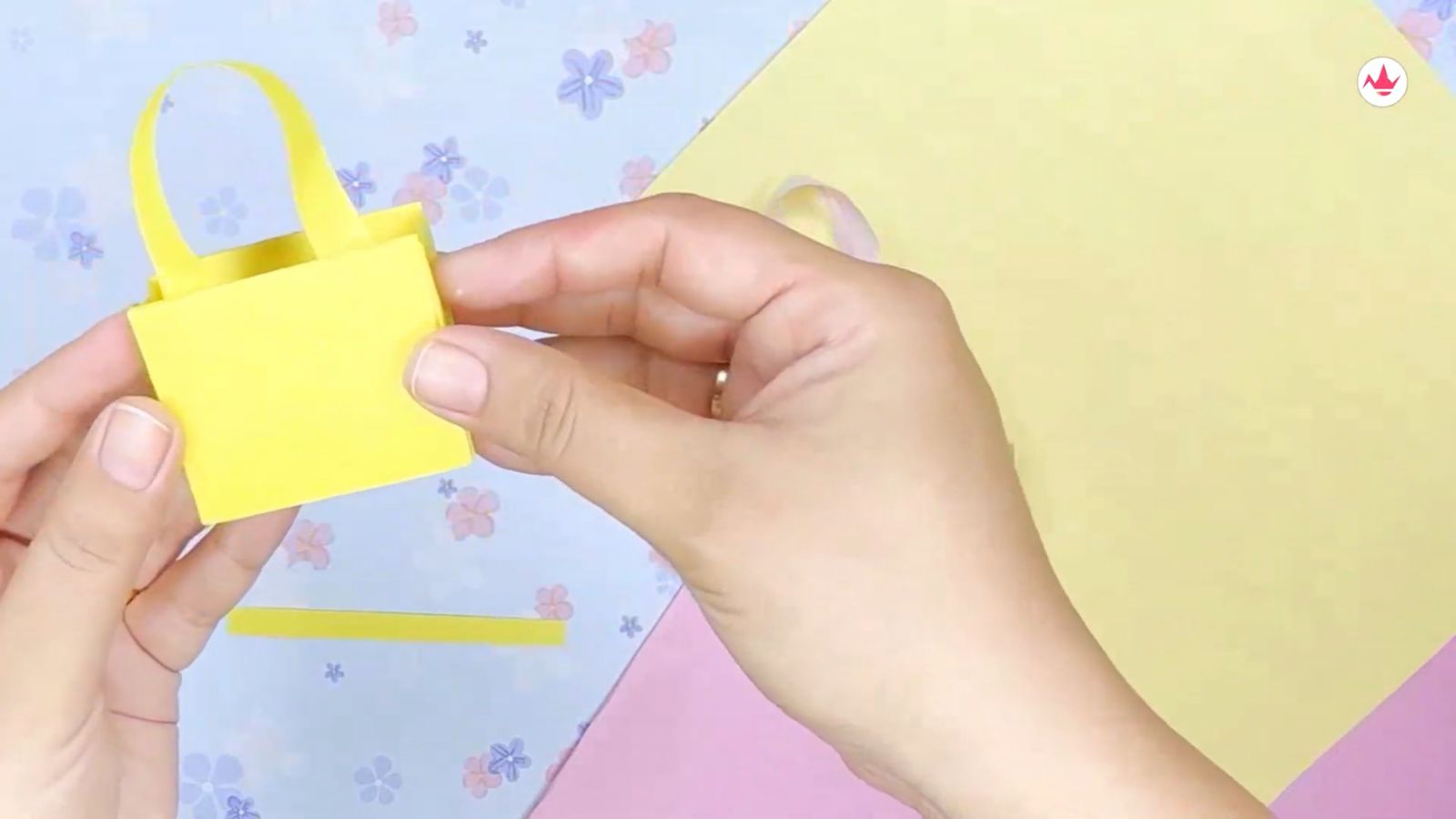 How To Make Paper Bag With Handles - Video Tutorial And Pictures ...